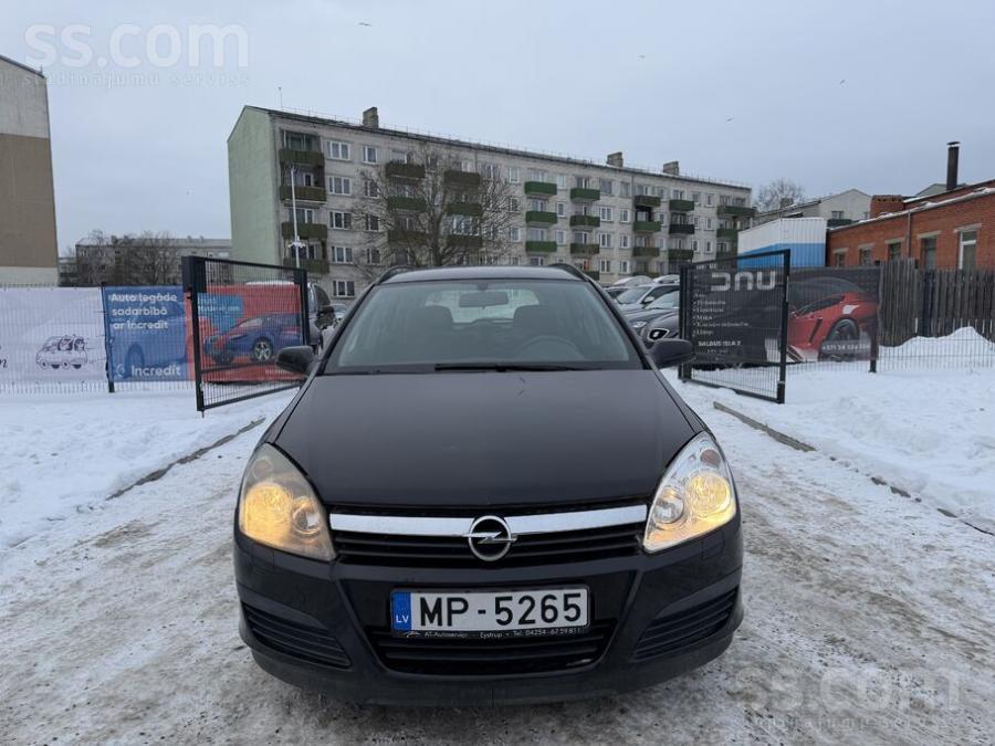 Black Opel Astra 2005 in Ventspils, with an engine capacity of 1.70 L and mileage of 275 thousand km for 1700 €, photo 2 on AUTOMOTO.COM.LV