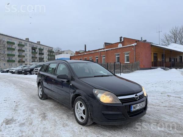 Black Opel Astra 2005 in Ventspils, with an engine capacity of 1.70 L and mileage of 275 thousand km for 1700 €, photo 3 on AUTOMOTO.COM.LV