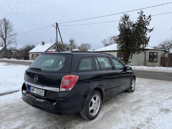 Black Opel Astra 2005 in Ventspils, with an engine capacity of 1.70 L and mileage of 275 thousand km for 1700 €, photo 4 on AUTOMOTO.COM.LV