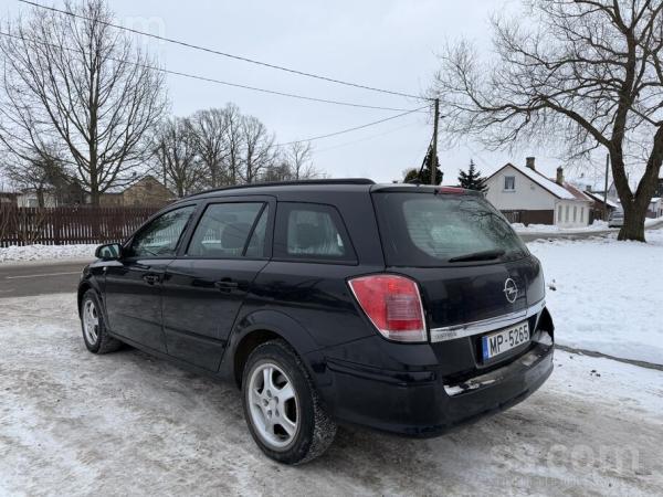 Black Opel Astra 2005 in Ventspils, with an engine capacity of 1.70 L and mileage of 275 thousand km for 1700 €, photo 5 on AUTOMOTO.COM.LV