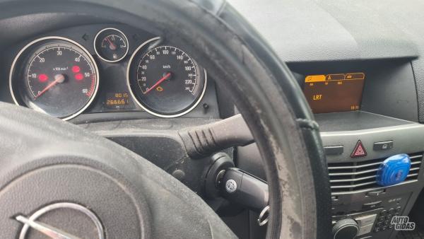 Black Opel Astra 2005 in Kaunas, with an engine capacity of 1.70 L and mileage of 267 thousand km for 1050 €, photo 10 on AUTOMOTO.COM.LV
