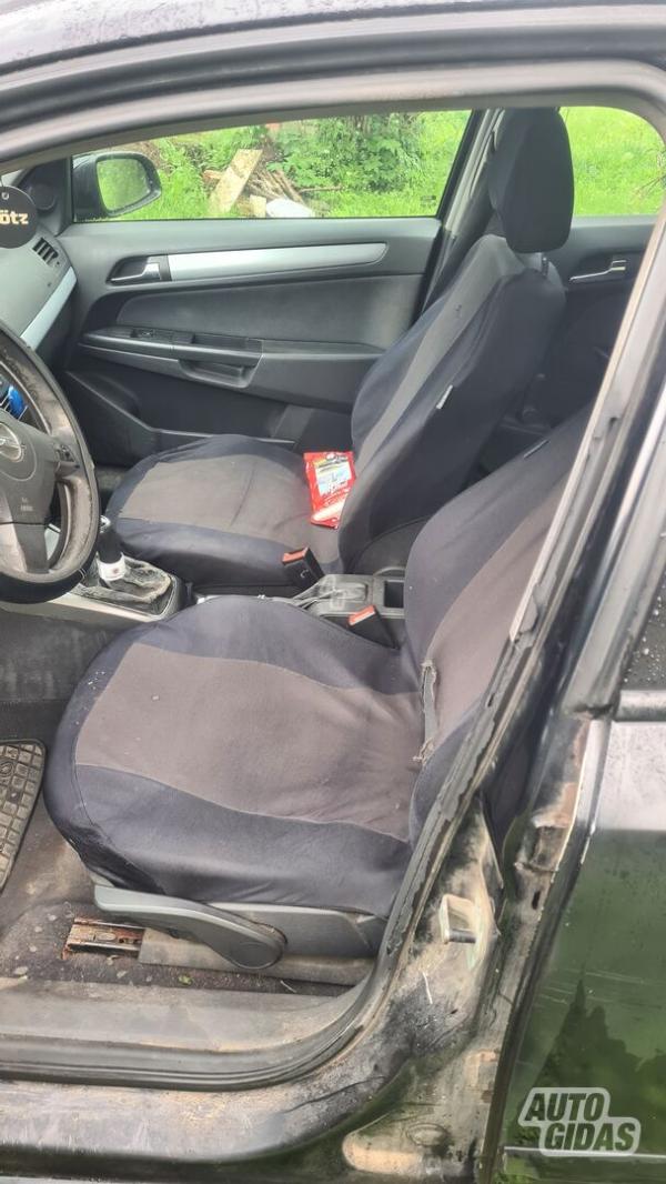 Black Opel Astra 2005 in Kaunas, with an engine capacity of 1.70 L and mileage of 267 thousand km for 1050 €, photo 8 on AUTOMOTO.COM.LV