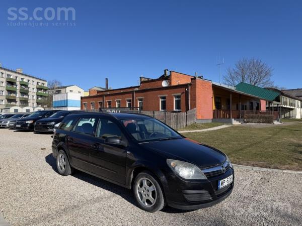 Black Opel Astra 2005 in Ventspils, with an engine capacity of 1.70 L and mileage of 275 thousand km for 1700 €, photo 3 on AUTOMOTO.COM.LV