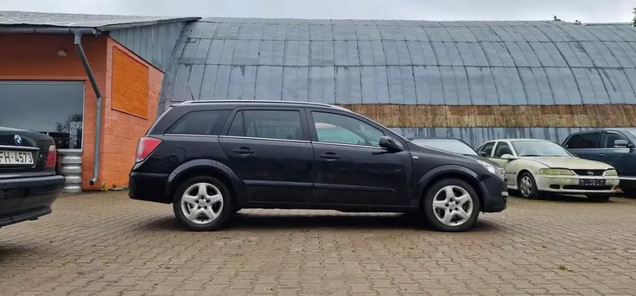 Black Opel Astra 2005 in Valmiera, with an engine capacity of 1.90 L and mileage of 327 thousand km for 1250 €, photo 3 on AUTOMOTO.COM.LV