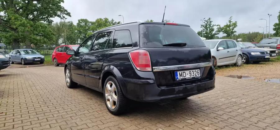 Black Opel Astra 2005 in Valmiera, with an engine capacity of 1.90 L and mileage of 327 thousand km for 1250 €, photo 5 on AUTOMOTO.COM.LV