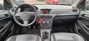 Black Opel Astra 2005 in Valmiera, with an engine capacity of 1.90 L and mileage of 327 thousand km for 1250 €, photo 8 on AUTOMOTO.COM.LV