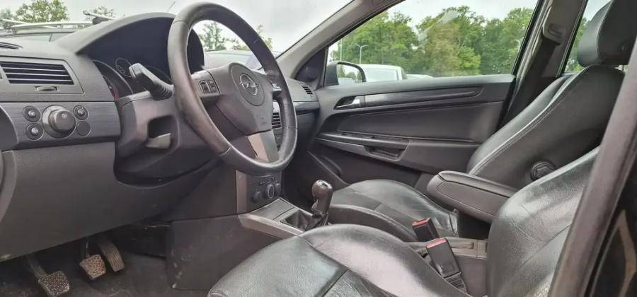 Black Opel Astra 2005 in Valmiera, with an engine capacity of 1.90 L and mileage of 327 thousand km for 1250 €, photo 9 on AUTOMOTO.COM.LV