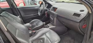 Black Opel Astra 2005 in Valmiera, with an engine capacity of 1.90 L and mileage of 327 thousand km for 1250 €, photo 10 on AUTOMOTO.COM.LV