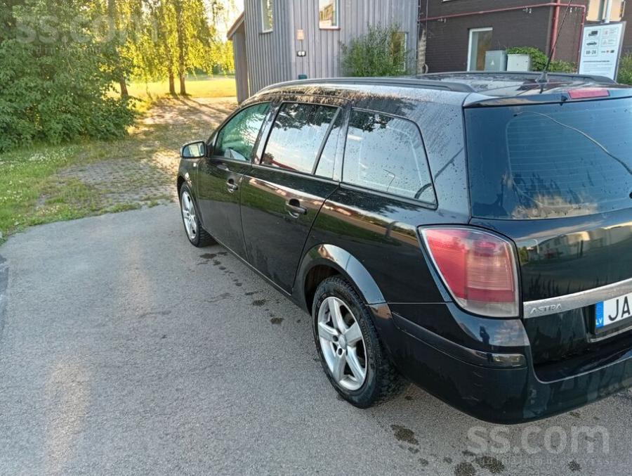 Black Opel Astra 2005 in Riga, with an engine capacity of 1.70 L and mileage of 322 thousand km for 1200 €, photo 3 on AUTOMOTO.COM.LV