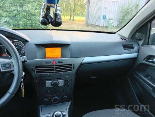 Melns Opel Astra 2005 Rīga, ar dzinēja tilpumu 1.70 L un nobraukumu 322 tūkst. km par 1200 €, foto 5 vietnē AUTOMOTO.COM.LV