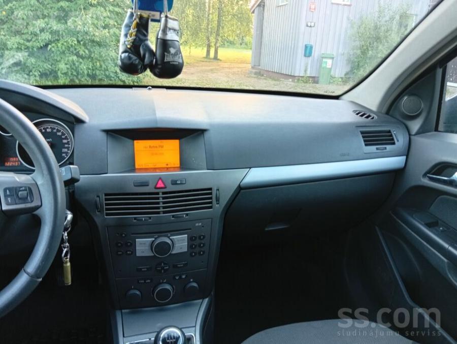 Black Opel Astra 2005 in Riga, with an engine capacity of 1.70 L and mileage of 322 thousand km for 1200 €, photo 6 on AUTOMOTO.COM.LV