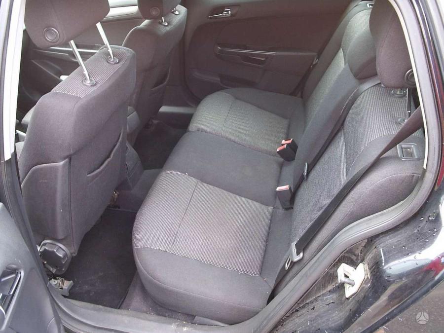 Black Opel Astra 2005 in Kaunas, with an engine capacity of 1.91 L and mileage of 246 thousand km for 1150 €, photo 11 on AUTOMOTO.COM.LV