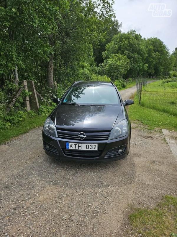Black Opel Astra 2005 in Telschi, with an engine capacity of 1.70 L and mileage of 294 thousand km for 1250 €, photo 1 on AUTOMOTO.COM.LV