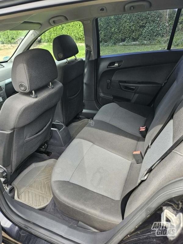 Black Opel Astra 2005 in Telschi, with an engine capacity of 1.70 L and mileage of 294 thousand km for 1250 €, photo 8 on AUTOMOTO.COM.LV