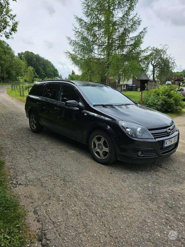 Black Opel Astra 2005 in Telschi, with an engine capacity of 1.69 L and mileage of 294 thousand km for 1250 €, photo 2 on AUTOMOTO.COM.LV