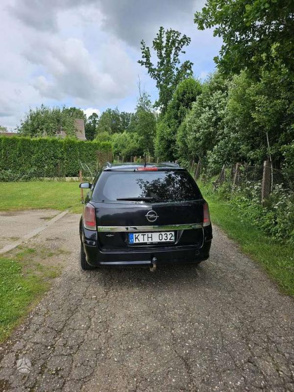 Black Opel Astra 2005 in Telschi, with an engine capacity of 1.69 L and mileage of 294 thousand km for 1250 €, photo 3 on AUTOMOTO.COM.LV