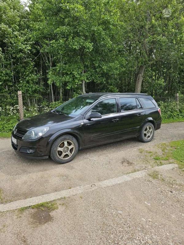 Black Opel Astra 2005 in Telschi, with an engine capacity of 1.69 L and mileage of 294 thousand km for 1250 €, photo 5 on AUTOMOTO.COM.LV