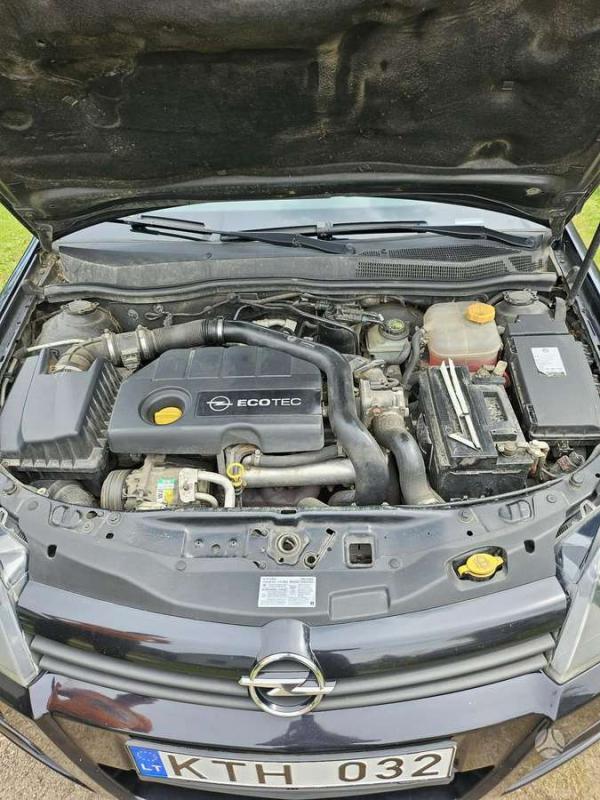 Black Opel Astra 2005 in Telschi, with an engine capacity of 1.69 L and mileage of 294 thousand km for 1250 €, photo 6 on AUTOMOTO.COM.LV