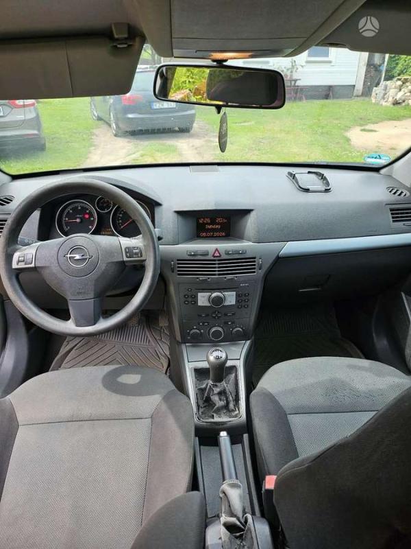 Black Opel Astra 2005 in Telschi, with an engine capacity of 1.69 L and mileage of 294 thousand km for 1250 €, photo 7 on AUTOMOTO.COM.LV