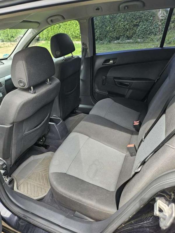 Black Opel Astra 2005 in Telschi, with an engine capacity of 1.69 L and mileage of 294 thousand km for 1250 €, photo 8 on AUTOMOTO.COM.LV