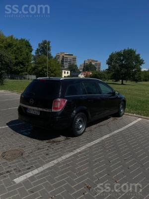 Black Opel Astra 2005 in Riga, with an engine capacity of 1.90 L and mileage of 381 thousand km for 1100 €, photo 4 on AUTOMOTO.COM.LV