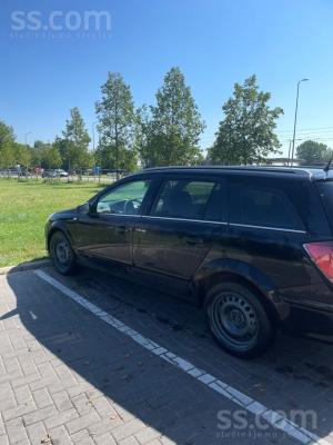 Black Opel Astra 2005 in Riga, with an engine capacity of 1.90 L and mileage of 381 thousand km for 1100 €, photo 5 on AUTOMOTO.COM.LV