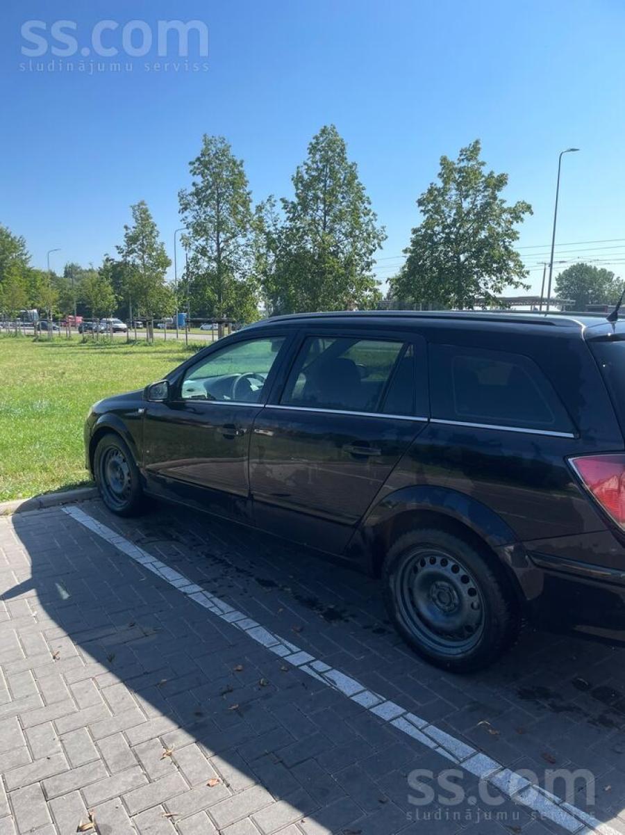 Black Opel Astra 2005 in Riga, with an engine capacity of 1.90 L and mileage of 381 thousand km for 1100 €, photo 5 on AUTOMOTO.COM.LV