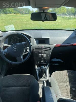 Black Opel Astra 2005 in Riga, with an engine capacity of 1.90 L and mileage of 381 thousand km for 1100 €, photo 7 on AUTOMOTO.COM.LV