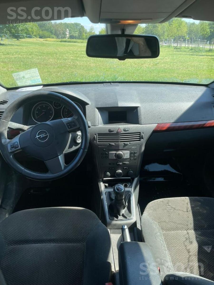 Black Opel Astra 2005 in Riga, with an engine capacity of 1.90 L and mileage of 381 thousand km for 1100 €, photo 7 on AUTOMOTO.COM.LV