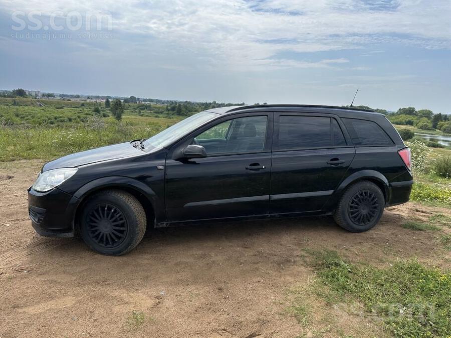 Black Opel Astra 2005 in Daugavpils, with an engine capacity of 1.80 L and mileage of 254 thousand km for 750 €, photo 5 on AUTOMOTO.COM.LV