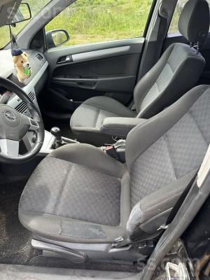 Black Opel Astra 2005 in Daugavpils, with an engine capacity of 1.80 L and mileage of 254 thousand km for 750 €, photo 9 on AUTOMOTO.COM.LV