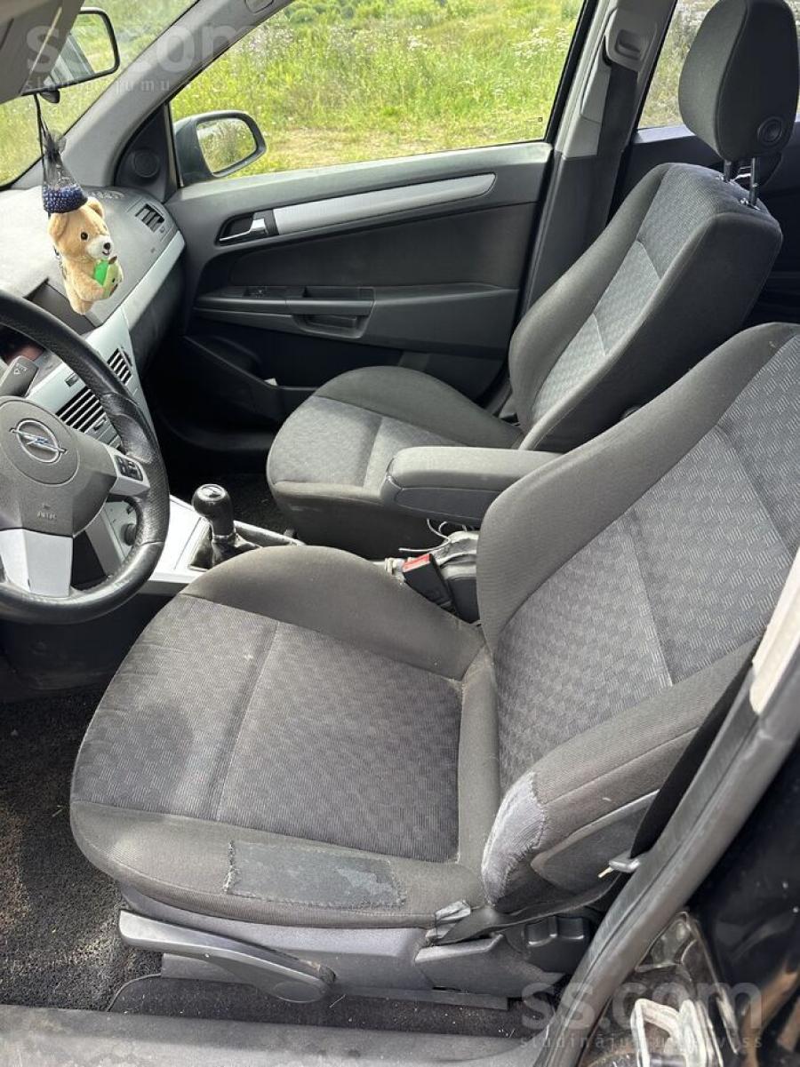 Black Opel Astra 2005 in Daugavpils, with an engine capacity of 1.80 L and mileage of 254 thousand km for 750 €, photo 9 on AUTOMOTO.COM.LV