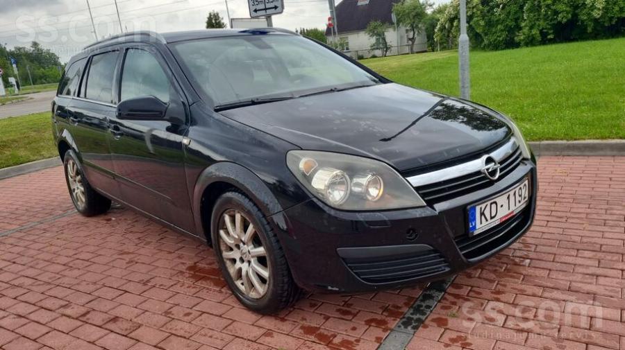 Black Opel Astra 2006 in Jelgava, with an engine capacity of 1.90 L and mileage of 360 thousand km for 699 €, photo 1 on AUTOMOTO.COM.LV