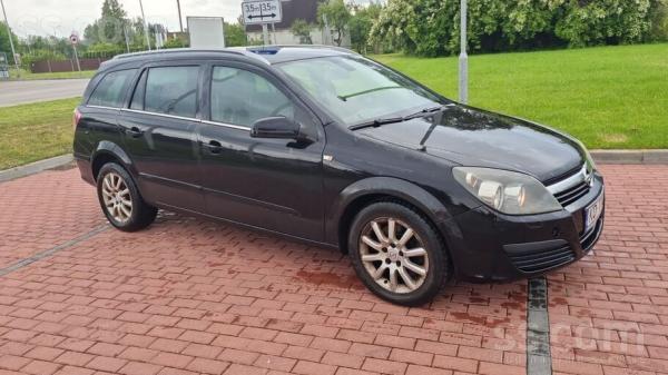 Black Opel Astra 2006 in Jelgava, with an engine capacity of 1.90 L and mileage of 360 thousand km for 699 €, photo 2 on AUTOMOTO.COM.LV
