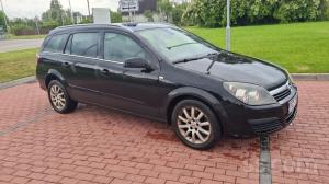 Black Opel Astra 2006 in Jelgava, with an engine capacity of 1.90 L and mileage of 360 thousand km for 699 €, photo 2 on AUTOMOTO.COM.LV