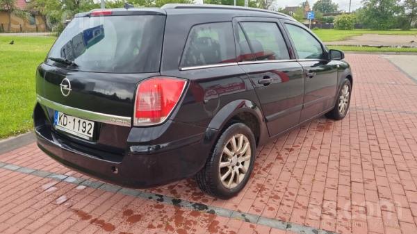Black Opel Astra 2006 in Jelgava, with an engine capacity of 1.90 L and mileage of 360 thousand km for 699 €, photo 3 on AUTOMOTO.COM.LV