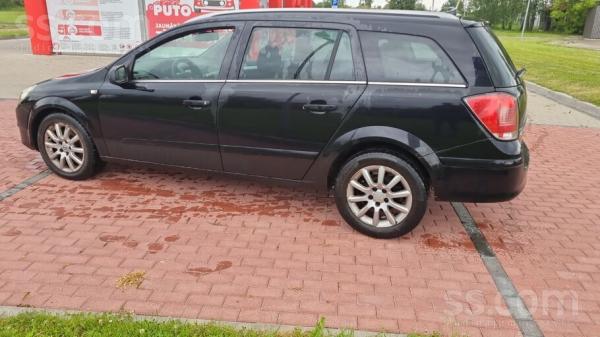 Black Opel Astra 2006 in Jelgava, with an engine capacity of 1.90 L and mileage of 360 thousand km for 699 €, photo 5 on AUTOMOTO.COM.LV