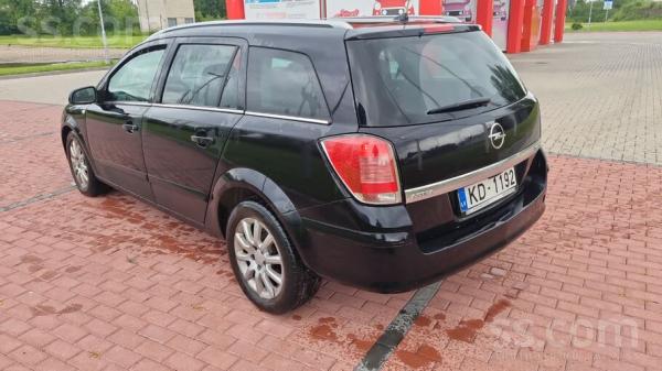 Black Opel Astra 2006 in Jelgava, with an engine capacity of 1.90 L and mileage of 360 thousand km for 699 €, photo 6 on AUTOMOTO.COM.LV
