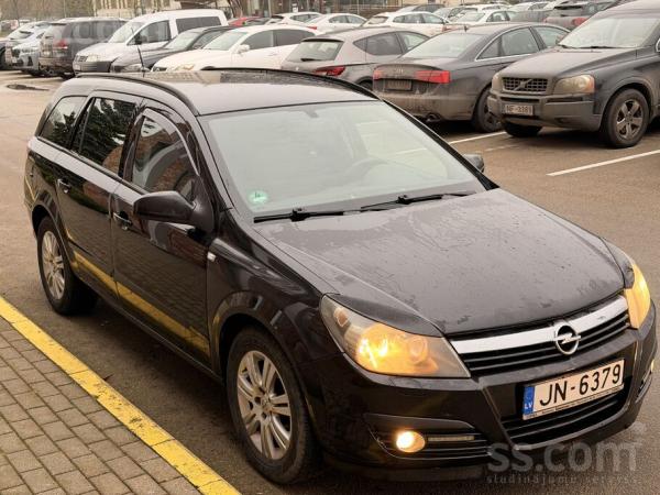 Black Opel Astra 2006 in Riga, with an engine capacity of 1.90 L and mileage of 272 thousand km for 1700 €, photo 3 on AUTOMOTO.COM.LV