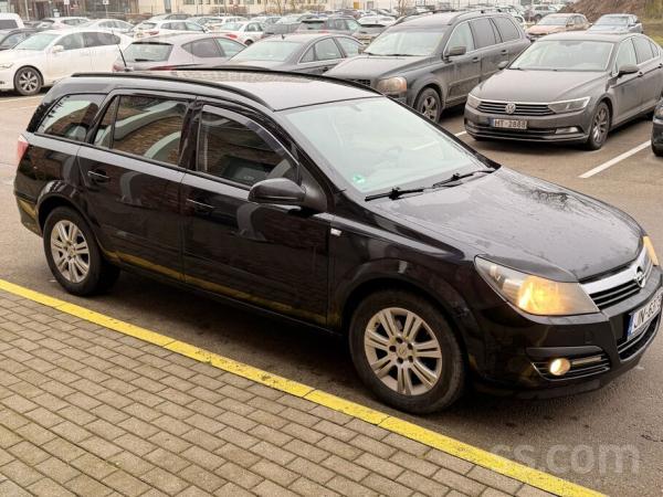 Black Opel Astra 2006 in Riga, with an engine capacity of 1.90 L and mileage of 272 thousand km for 1700 €, photo 4 on AUTOMOTO.COM.LV