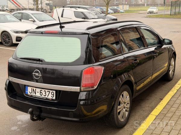 Black Opel Astra 2006 in Riga, with an engine capacity of 1.90 L and mileage of 272 thousand km for 1700 €, photo 5 on AUTOMOTO.COM.LV