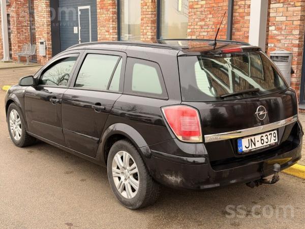 Black Opel Astra 2006 in Riga, with an engine capacity of 1.90 L and mileage of 272 thousand km for 1700 €, photo 7 on AUTOMOTO.COM.LV