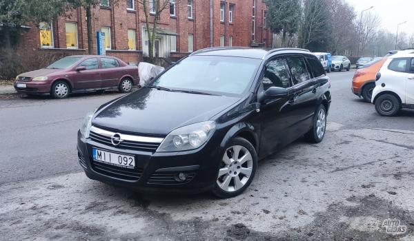 Black Opel Astra 2006 in Panevezys, with an engine capacity of 1.90 L and mileage of 285 thousand km for 1250 €, photo 1 on AUTOMOTO.COM.LV