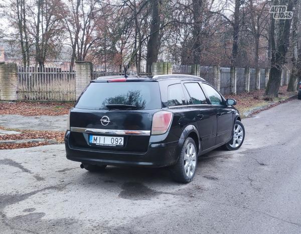 Black Opel Astra 2006 in Panevezys, with an engine capacity of 1.90 L and mileage of 285 thousand km for 1250 €, photo 3 on AUTOMOTO.COM.LV