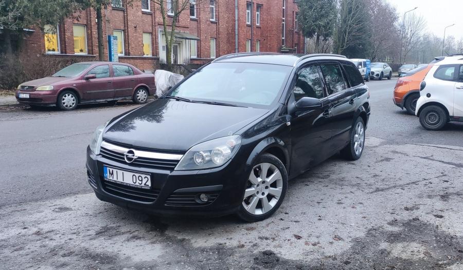Melns Opel Astra 2006 Panevēža, ar dzinēja tilpumu 1.90 L un nobraukumu 285 tūkst. km par 1000 €, foto 1 vietnē AUTOMOTO.COM.LV