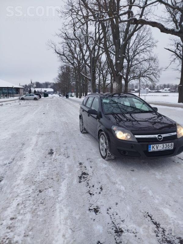 Black Opel Astra 2006 in Valmiera, with an engine capacity of 1.90 L and mileage of 348 thousand km for 1500 €, photo 1 on AUTOMOTO.COM.LV