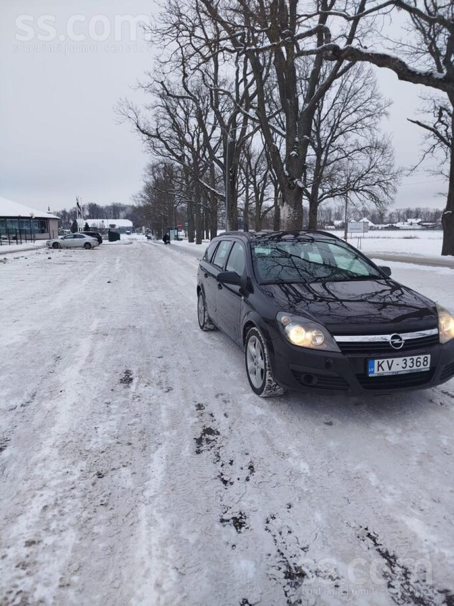 Black Opel Astra 2006 in Valmiera, with an engine capacity of 1.90 L and mileage of 348 thousand km for 1500 €, photo 1 on AUTOMOTO.COM.LV