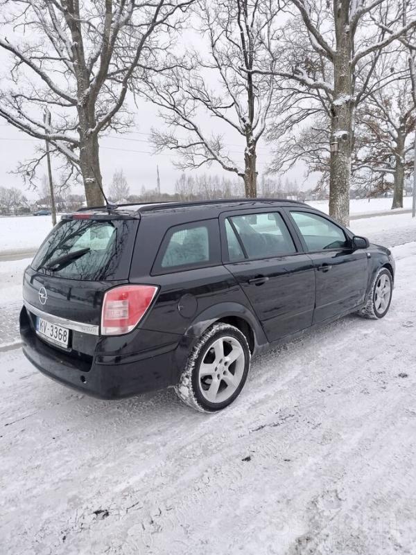 Black Opel Astra 2006 in Valmiera, with an engine capacity of 1.90 L and mileage of 348 thousand km for 1500 €, photo 2 on AUTOMOTO.COM.LV