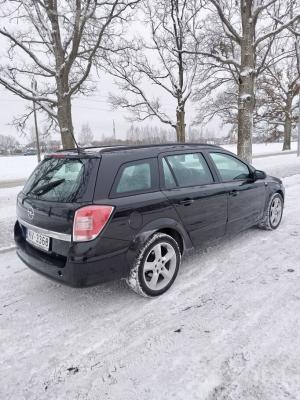 Black Opel Astra 2006 in Valmiera, with an engine capacity of 1.90 L and mileage of 348 thousand km for 1500 €, photo 2 on AUTOMOTO.COM.LV