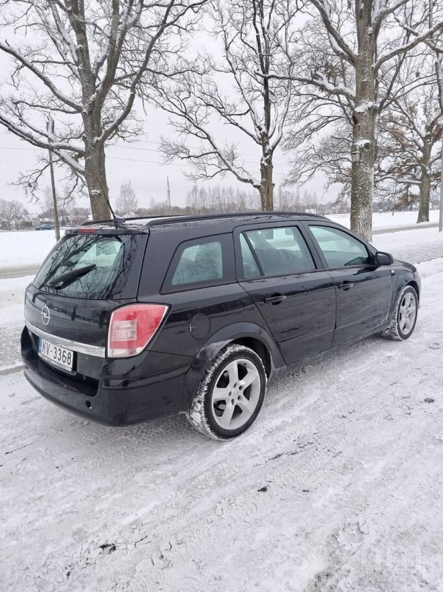 Black Opel Astra 2006 in Valmiera, with an engine capacity of 1.90 L and mileage of 348 thousand km for 1500 €, photo 2 on AUTOMOTO.COM.LV